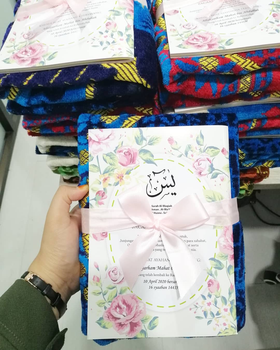 Buku Yasin Custom Cover Pelbagai Pilihan Set Sejadah & Riben | BUKU ...